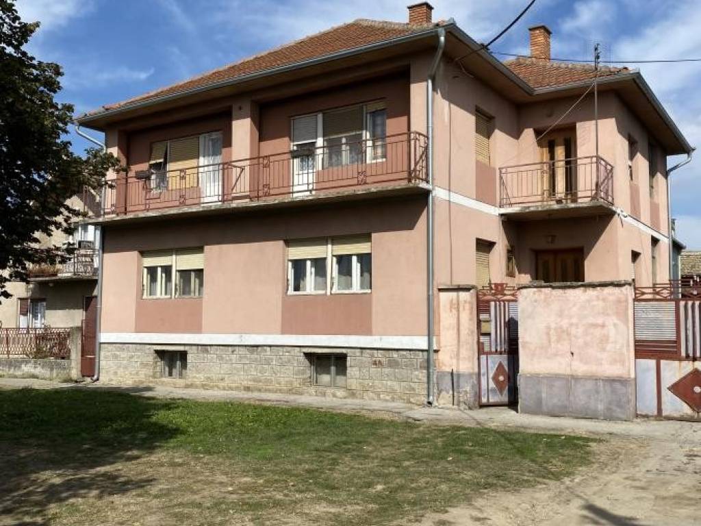 Samostalna porodična vila 300 m², u dobrom stanju, Opovo