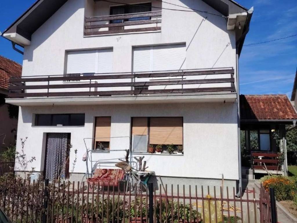 Samostalna porodična vila 250 m², u dobrom stanju, Stanovo, Kragujevac