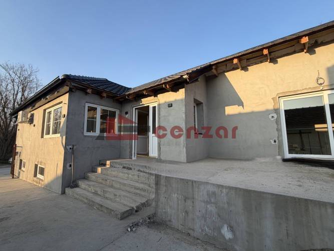 Samostalna porodična vila Pokret Nesvrstanih 28, Centar 1, Subotica