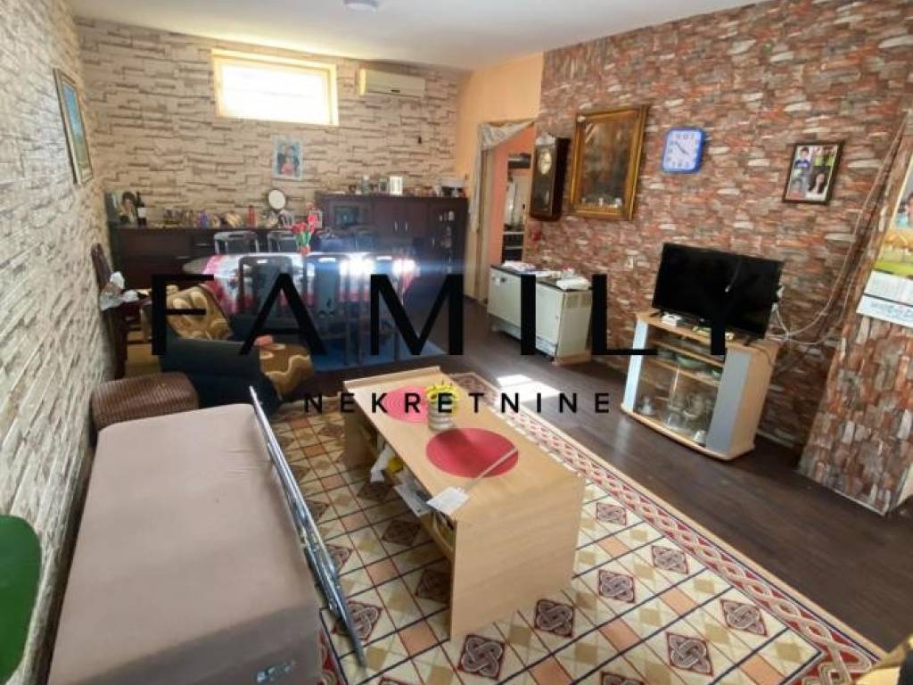 Samostalna porodična vila 239 m², u dobrom stanju, Centar, Bačka Palanka
