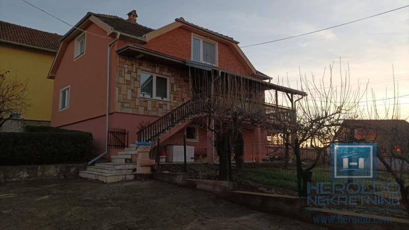Samostalna porodična vila 500 m², u dobrom stanju, Despotovac