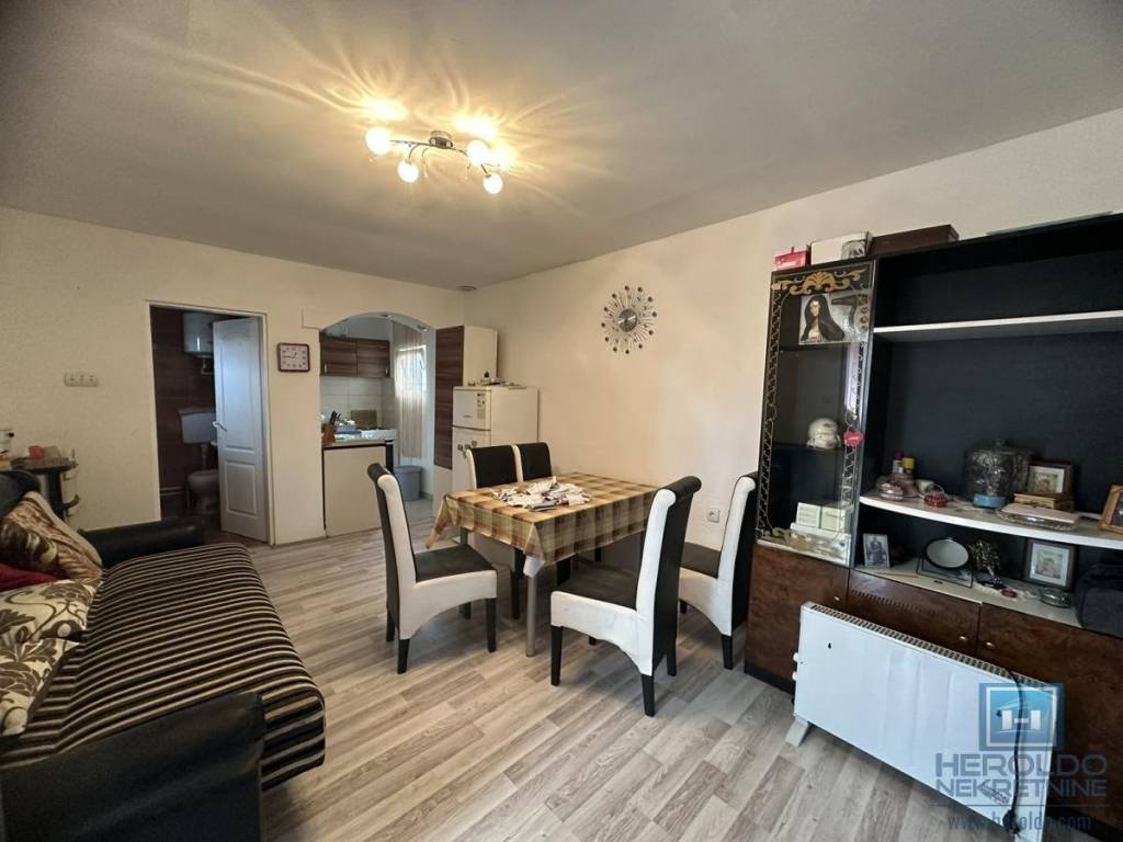 Samostalna porodična vila 300 m², u dobrom stanju, Ćuprija