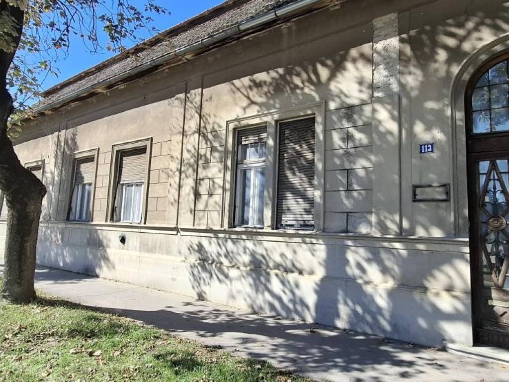 Samostalna porodična vila 385 m², u dobrom stanju, Bačka Topola