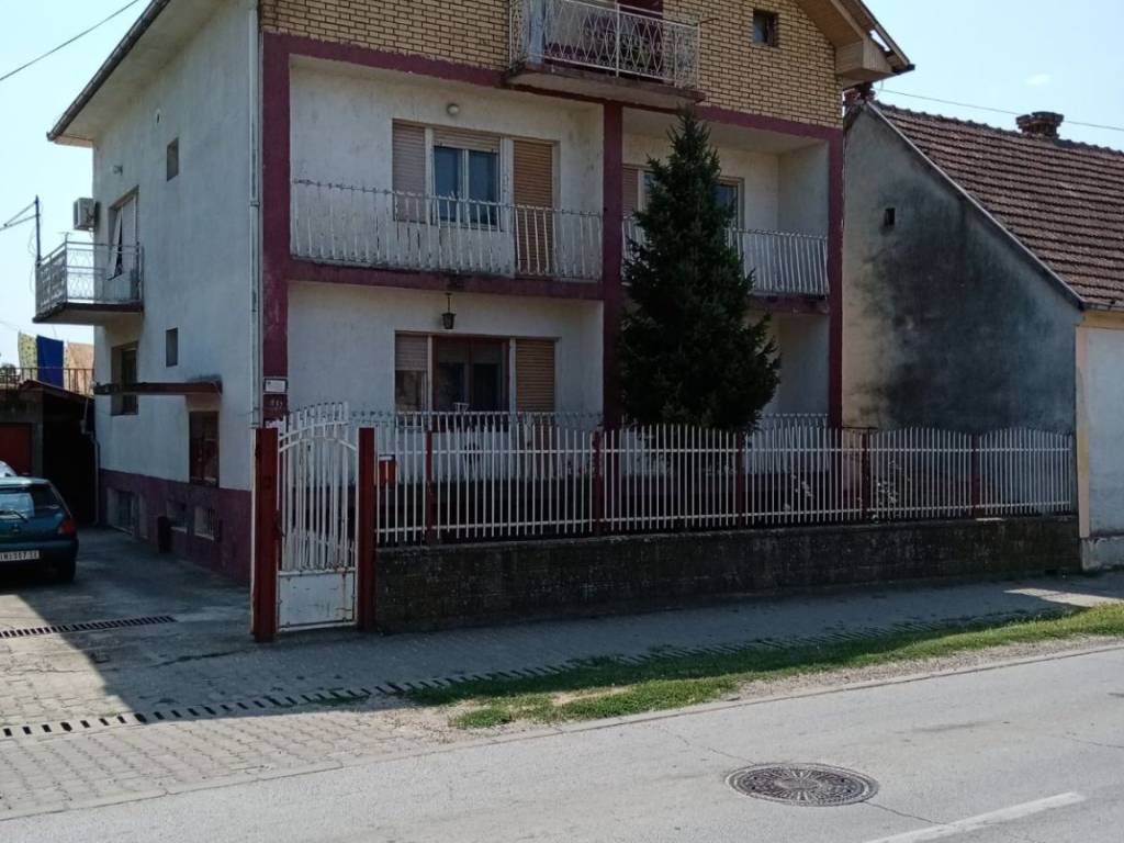 Samostalna porodična kuća 370 m², Centar, Inđija