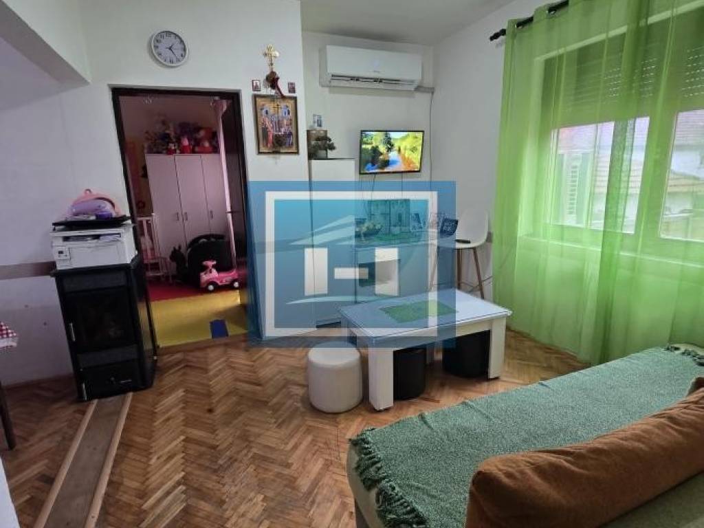 Samostalna porodična vila 140 m², u dobrom stanju, Vranje
