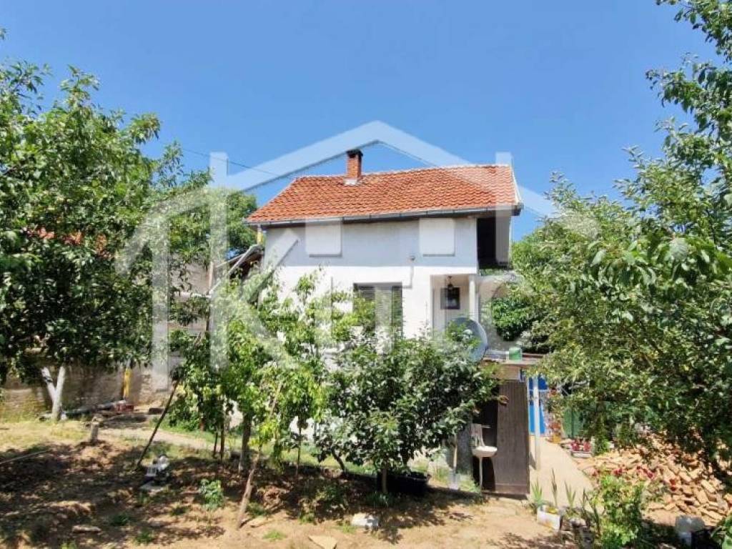 Samostalna porodična vila 135 m², u dobrom stanju, Ratko Jović - Šljaka - Medoševac, Niš