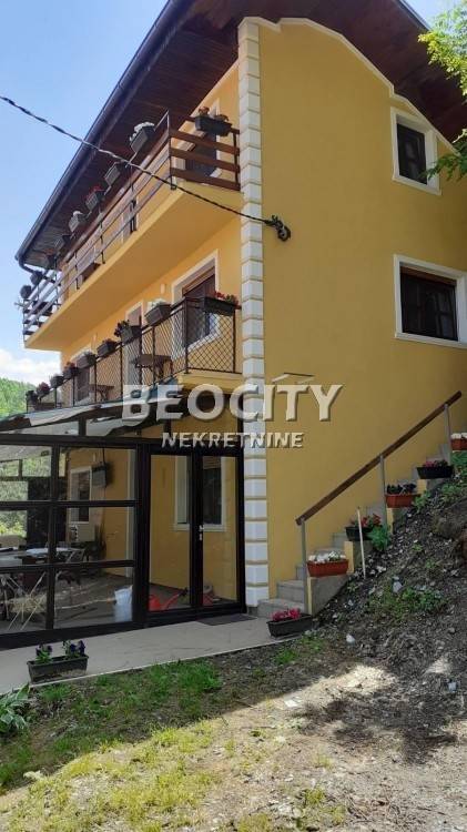 Samostalna porodična vila 174 m², u dobrom stanju, Centar, Kraljevo