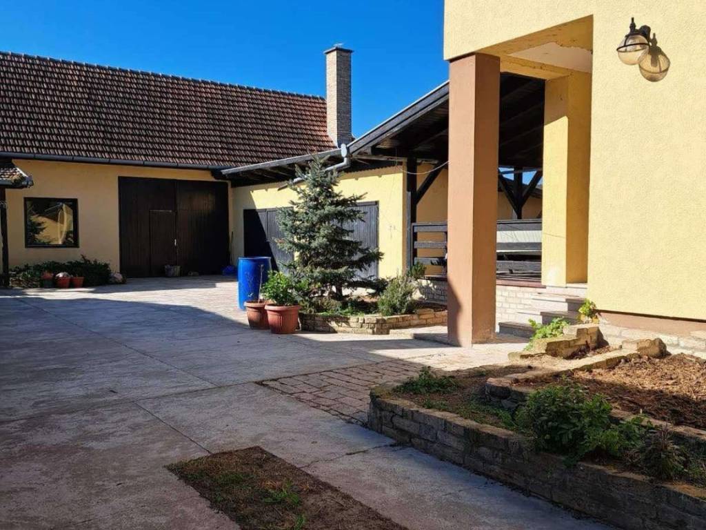 Samostalna porodična kuća 128 m², Apatin