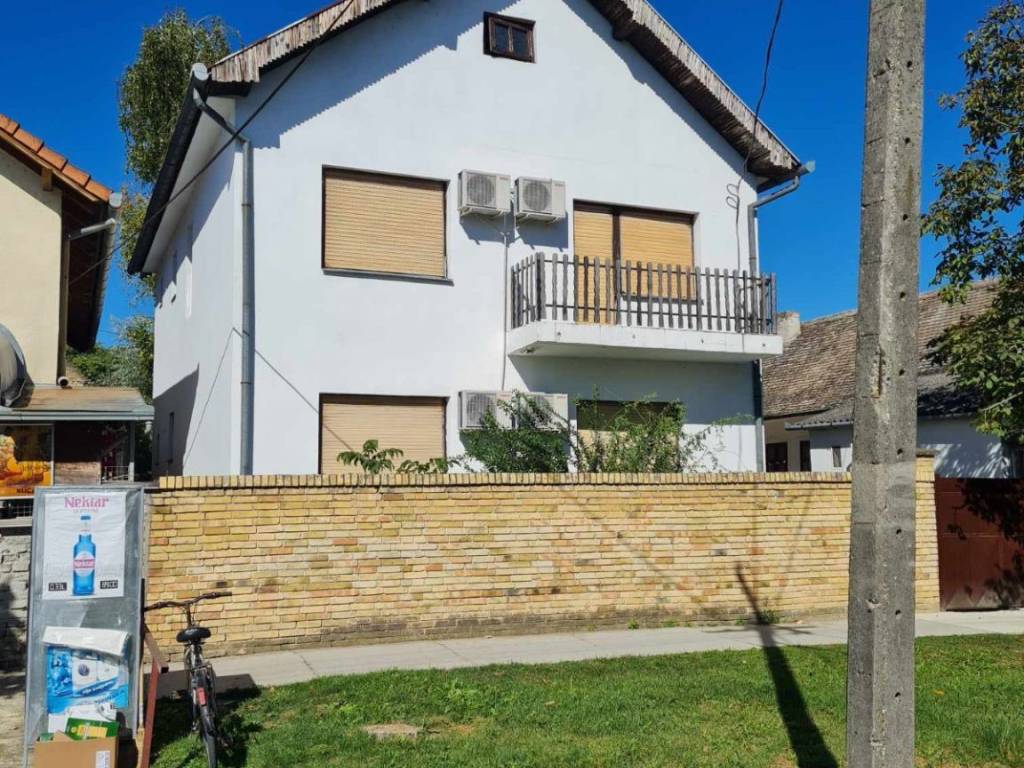 Samostalna porodična kuća 350 m², Apatin