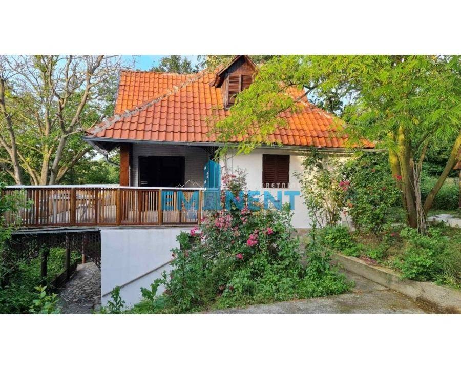 Samostalna porodična vila 172 m², u dobrom stanju, Krčedin, Inđija