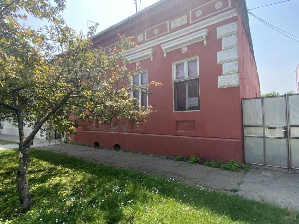 Samostalna porodična vila 122 m², u dobrom stanju, Mitrovica