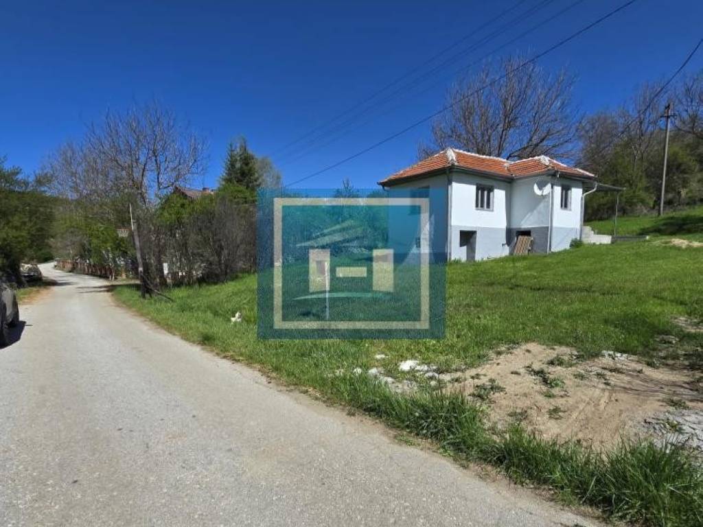 Samostalna porodična vila 110 m², u dobrom stanju, Vranje