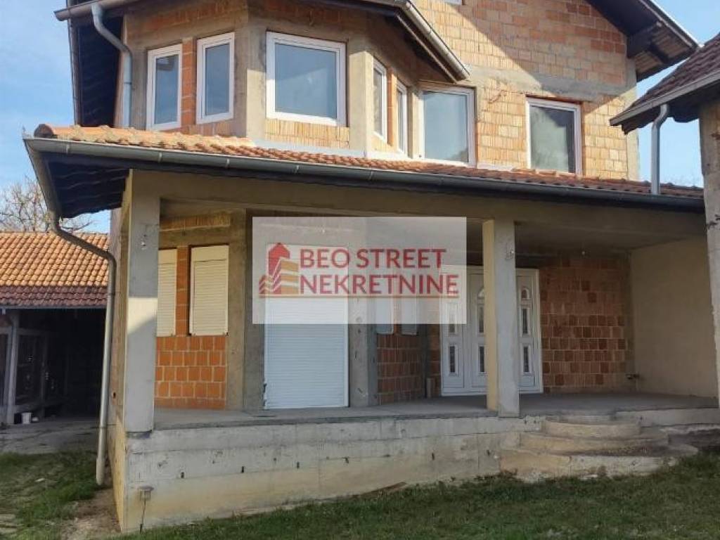Samostalna porodična vila 330 m², u dobrom stanju, Rača