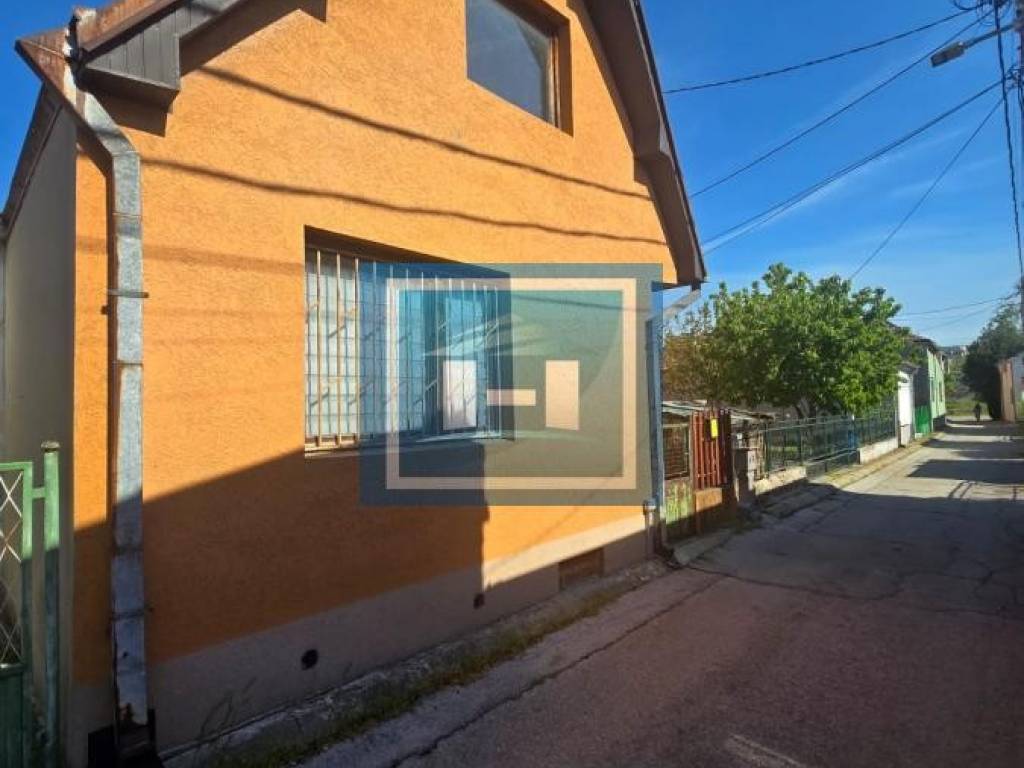 Samostalna porodična vila 100 m², u dobrom stanju, Bulevar Nemanjića - Dom zdravlja - Bulevar zona III, Niš