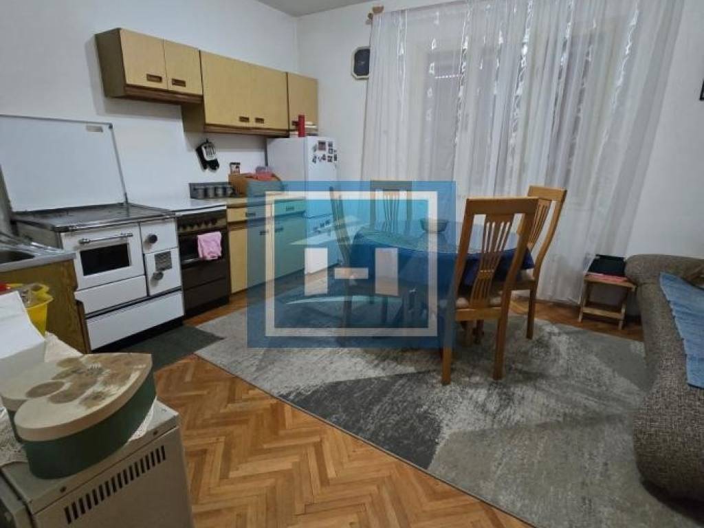 Samostalna porodična vila 250 m², u dobrom stanju, Vranje