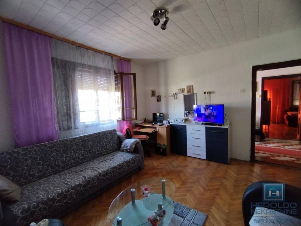 Samostalna porodična vila 89 m², u dobrom stanju, Jagodina