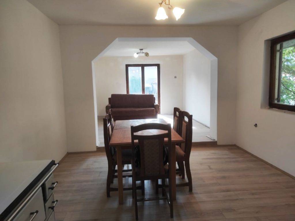 Samostalna porodična vila 230 m², u dobrom stanju, Leskovac