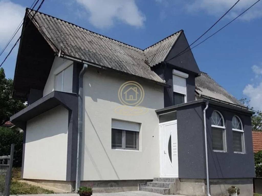 Samostalna porodična vila 230 m², u dobrom stanju, Stanovo, Kragujevac