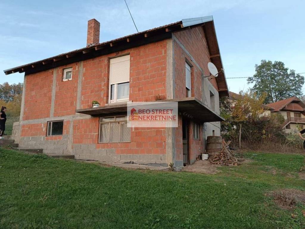 Samostalna porodična vila 150 m², u dobrom stanju, Jagodina