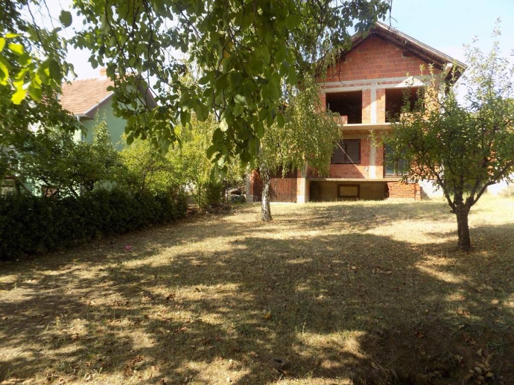Samostalna porodična vila 228 m², u dobrom stanju, Paraćin