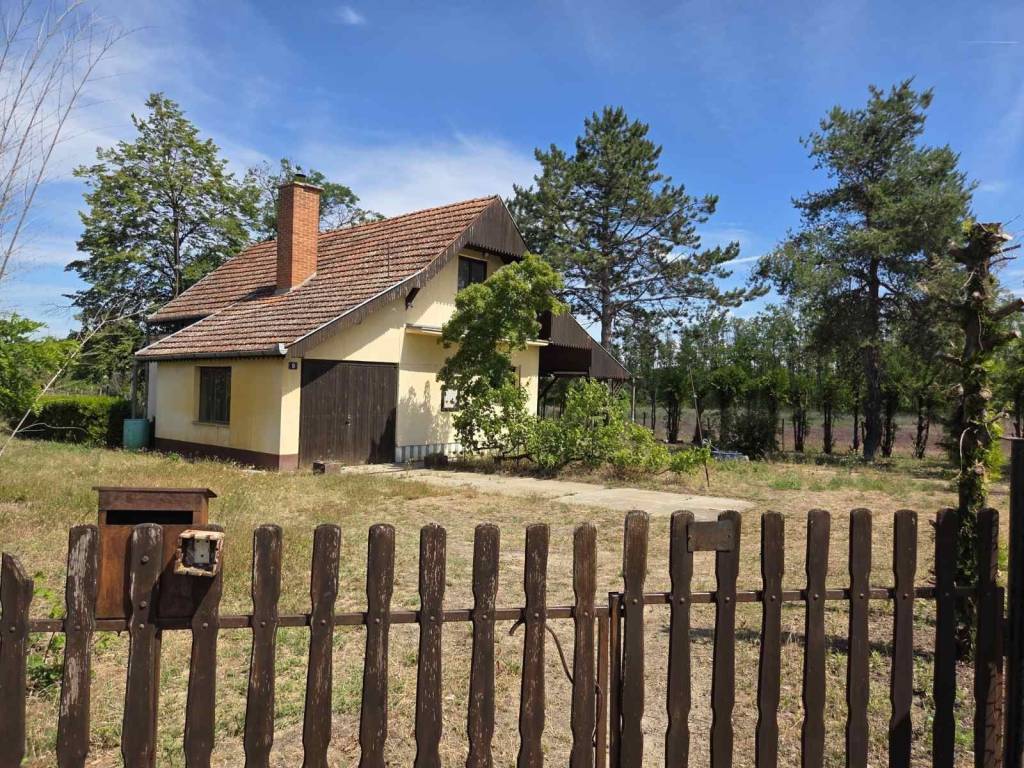 Samostalna porodična kuća 111 m², Centar 1, Subotica