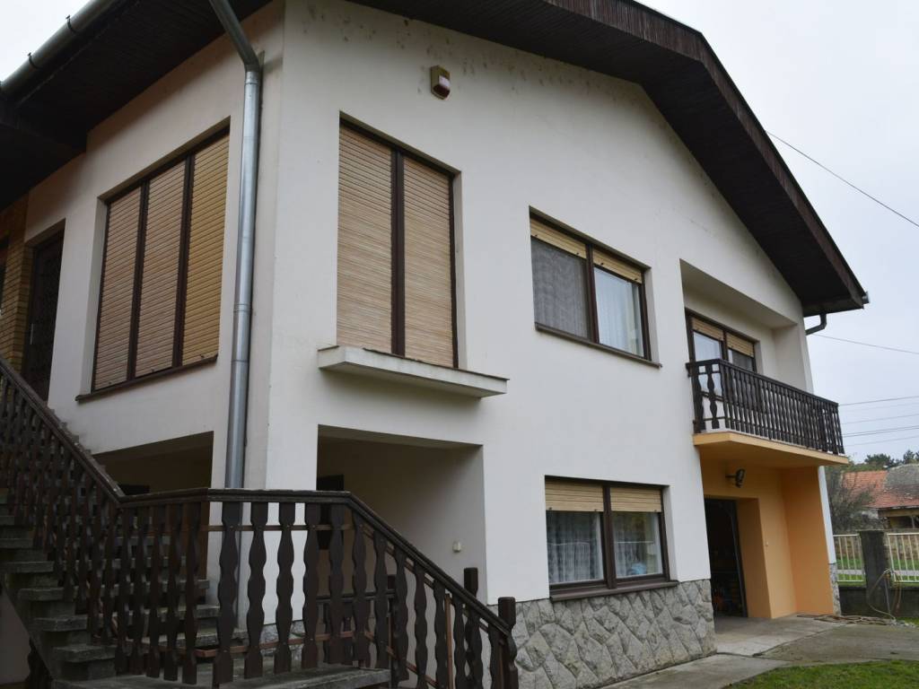 Samostalna porodična kuća 191 m², Bačka Topola