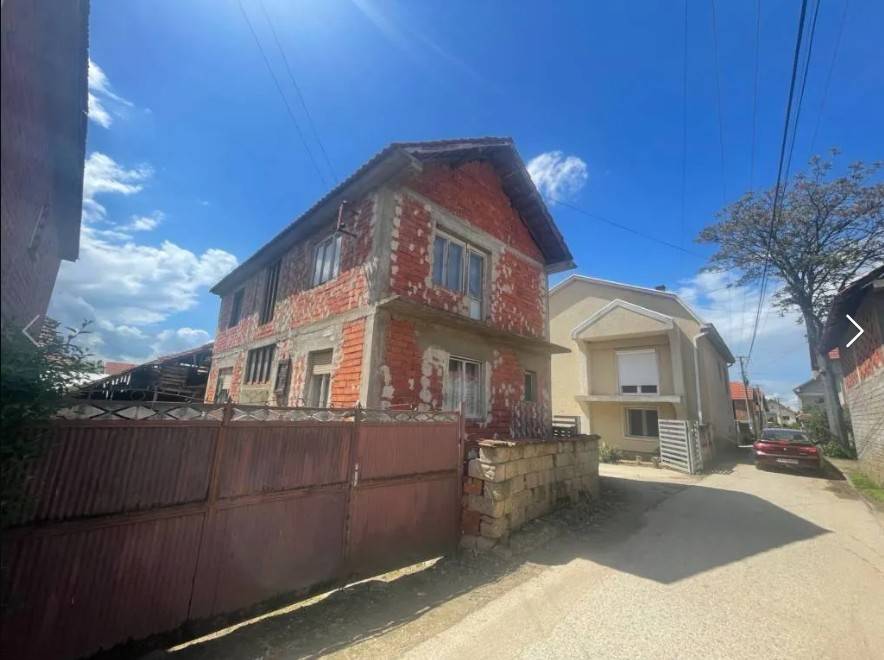 Samostalna porodična vila 140 m², u dobrom stanju, Leskovac