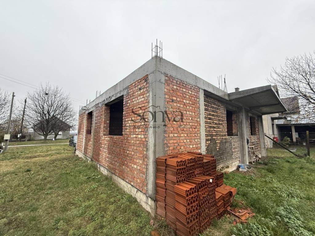 Samostalna porodična vila 102 m², novo, Centar, Sremska Mitrovica