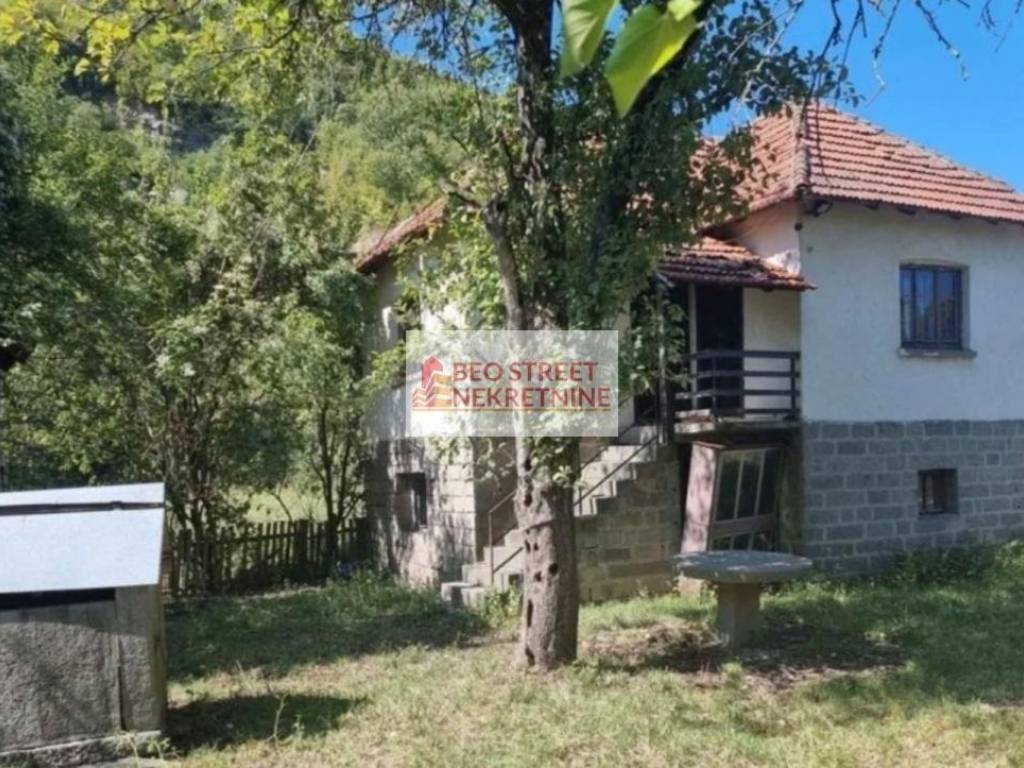 Samostalna porodična vila 60 m², u dobrom stanju, Gornji Milanovac