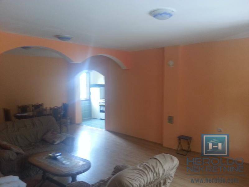 Samostalna porodična vila 120 m², u dobrom stanju, Jagodina