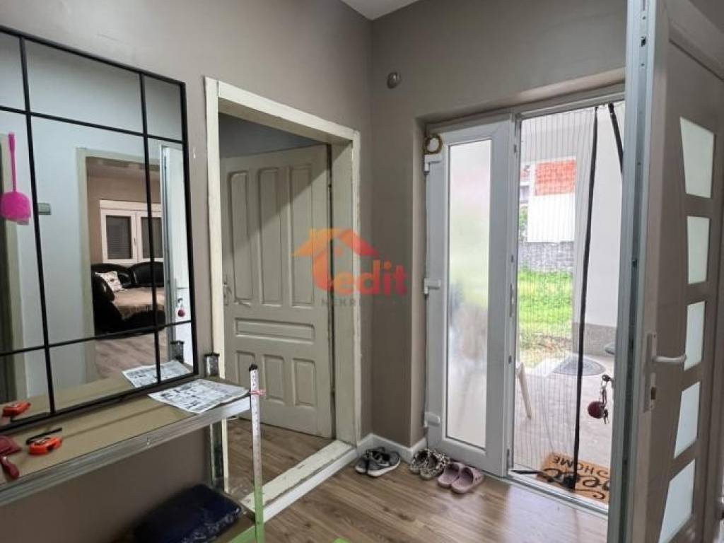 Samostalna porodična vila 80 m², u dobrom stanju, Zitoradja