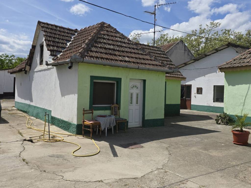 Samostalna porodična kuća 100 m², Centar 1, Subotica