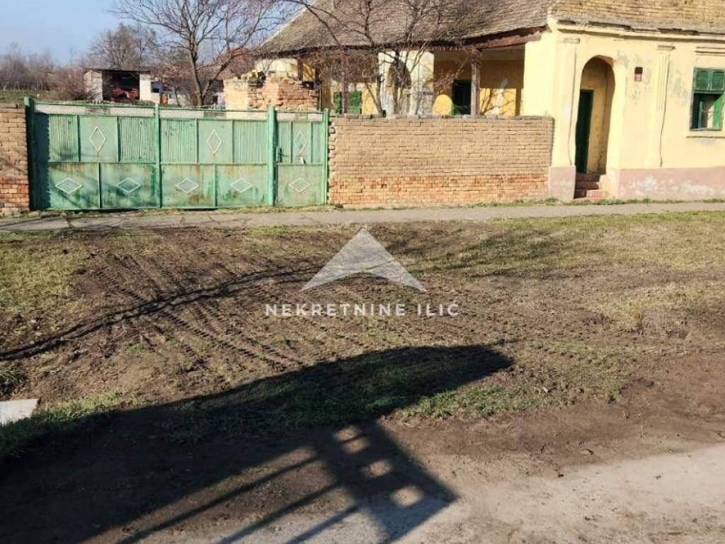 Samostalna porodična kuća 193 m², za renoviranje, Zrenjanin