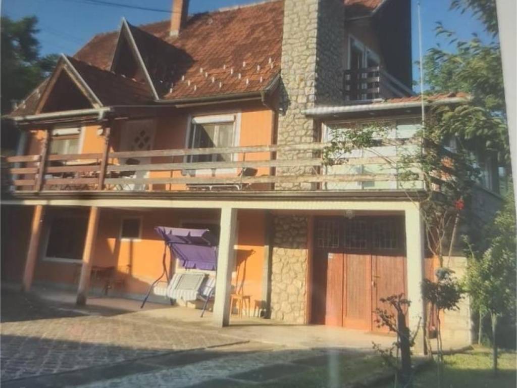 Samostalna porodična vila 328 m², u dobrom stanju, Rekovac