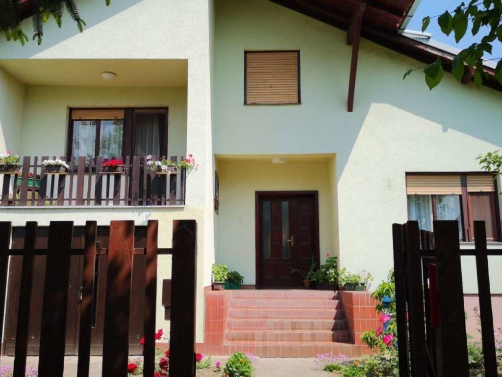 Samostalna porodična kuća 144 m², Centar, Sremska Mitrovica
