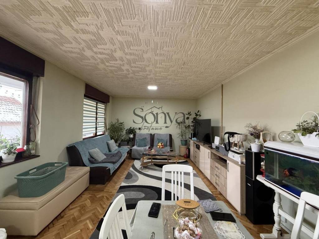 Samostalna porodična vila 380 m², u dobrom stanju, Ruma