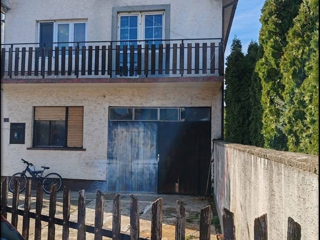 Samostalna porodična vila 126 m², za renoviranje, Novi Banovci, Stara Pazova