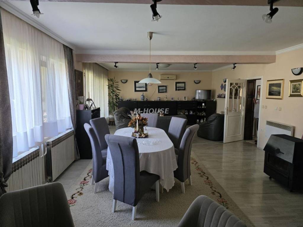 Samostalna porodična vila 231 m², Sombor