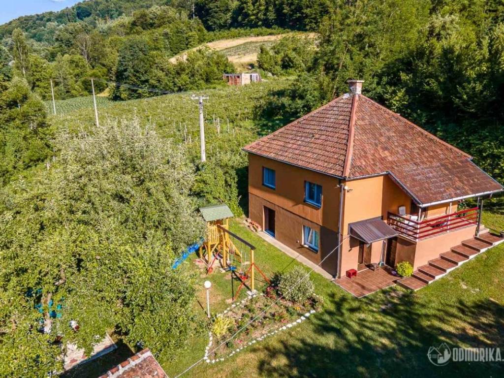 Samostalna porodična vila 112 m², u dobrom stanju, Centar, Bajina Bašta