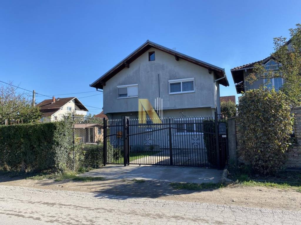 Samostalna porodična vila 86 m², u dobrom stanju, Sajlovo - Jugovićevo, Novi Sad