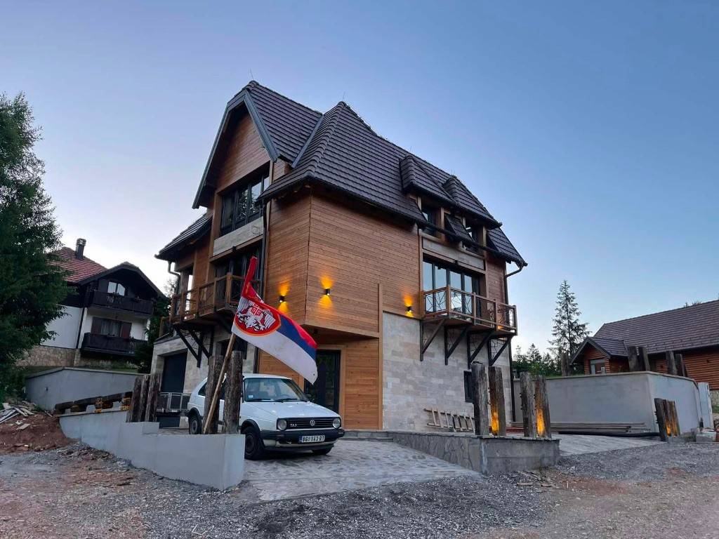 Samostalna porodična vila 141 m², odlično stanje, Kaluđerske bare, Bajina Bašta
