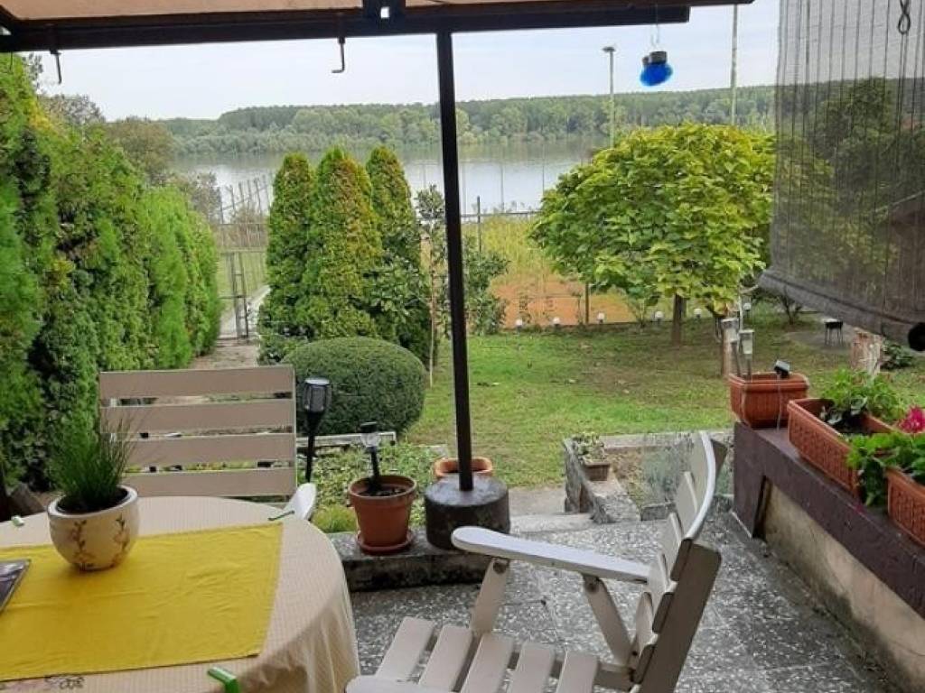 Samostalna porodična vila Vikend naselje, Stari Banovci, Stara Pazova