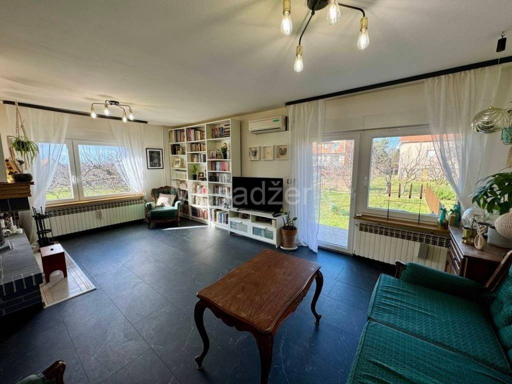 Samostalna porodična vila 266 m², Sremčica - Rušanj, Beograd