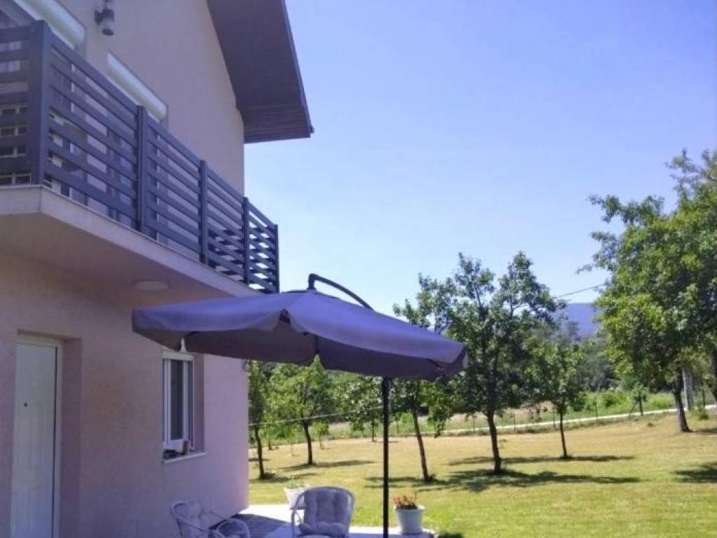 Samostalna porodična vila 180 m², u dobrom stanju, Gracac, Vrnjačka Banja