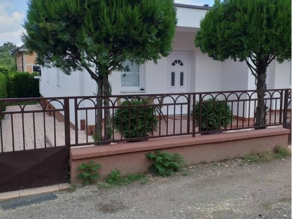 Samostalna porodična vila 145 m², u dobrom stanju, Veliko Gradište