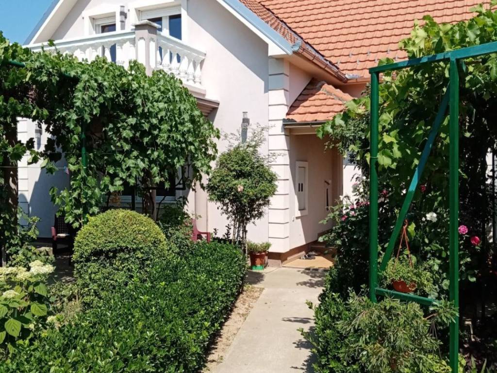 Samostalna porodična kuća 220 m², novo, Centar, Inđija