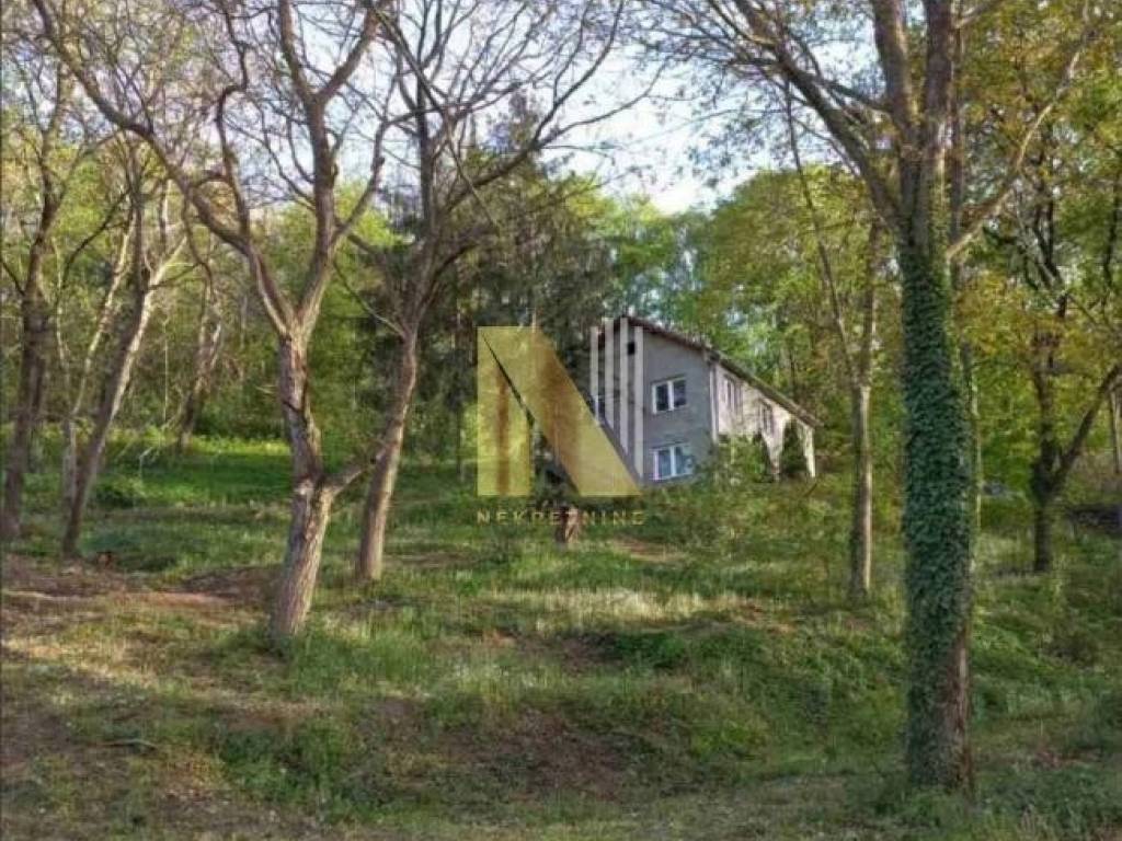 Samostalna porodična vila 160 m², u dobrom stanju, Centar - Novi Bulevar, Novi Sad