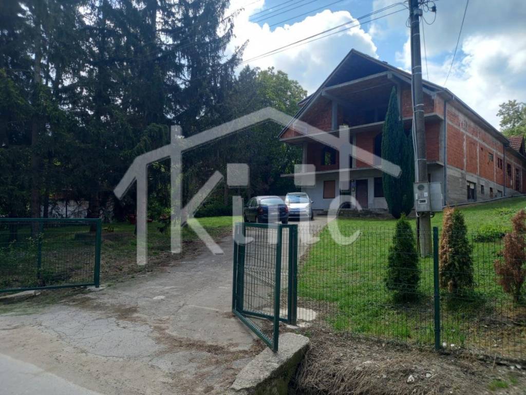 Samostalna porodična vila 1000 m², u dobrom stanju, Bulevar Nemanjića - Dom zdravlja - Bulevar zona III, Niš