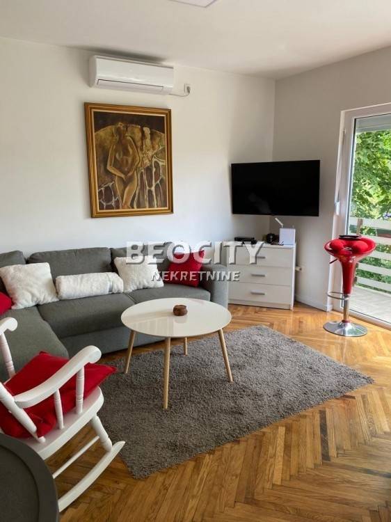 Samostalna porodična vila 150 m², u dobrom stanju, Socijalno - Rotkvarija, Novi Sad