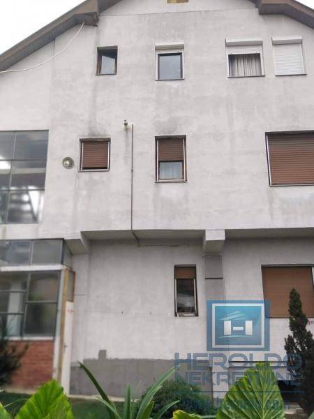 Samostalna porodična vila 330 m², u dobrom stanju, Pivara, Kragujevac
